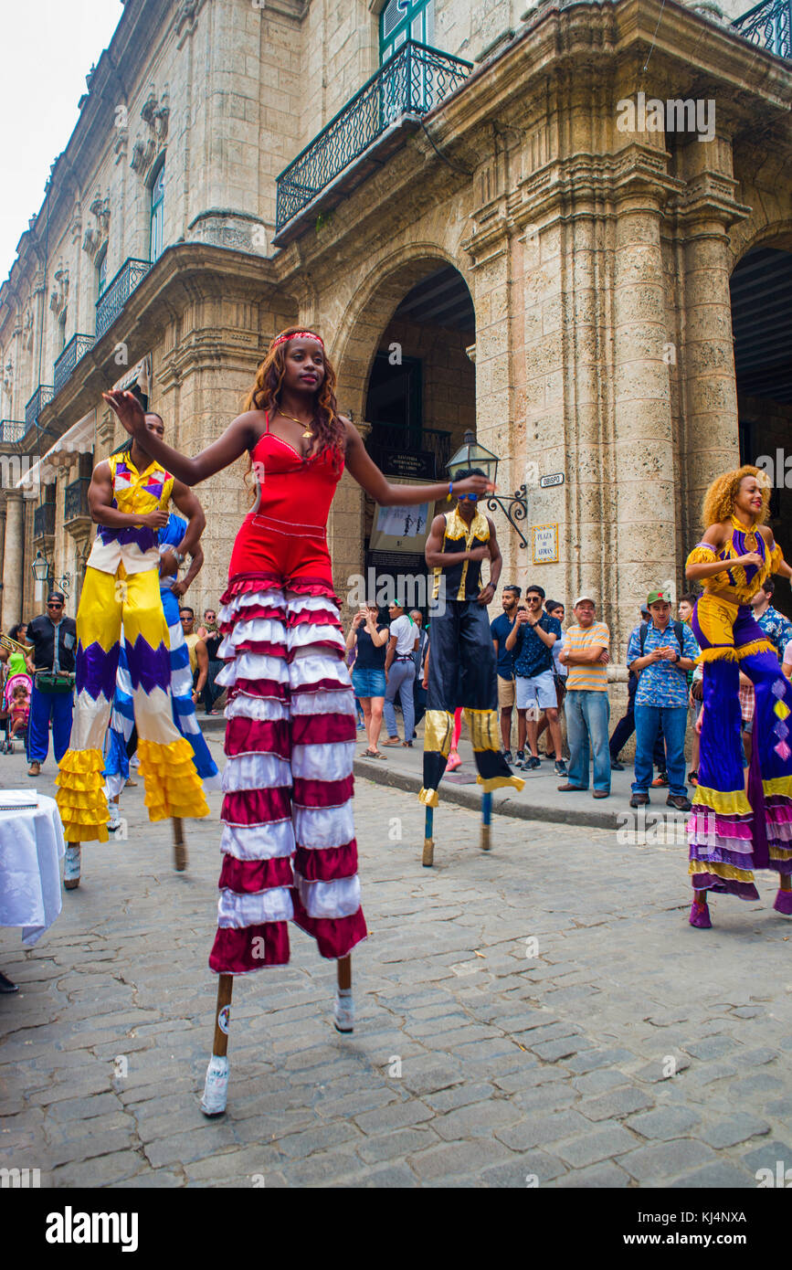 Cuban salsa dancers traditional colonial hi-res stock photography and ...