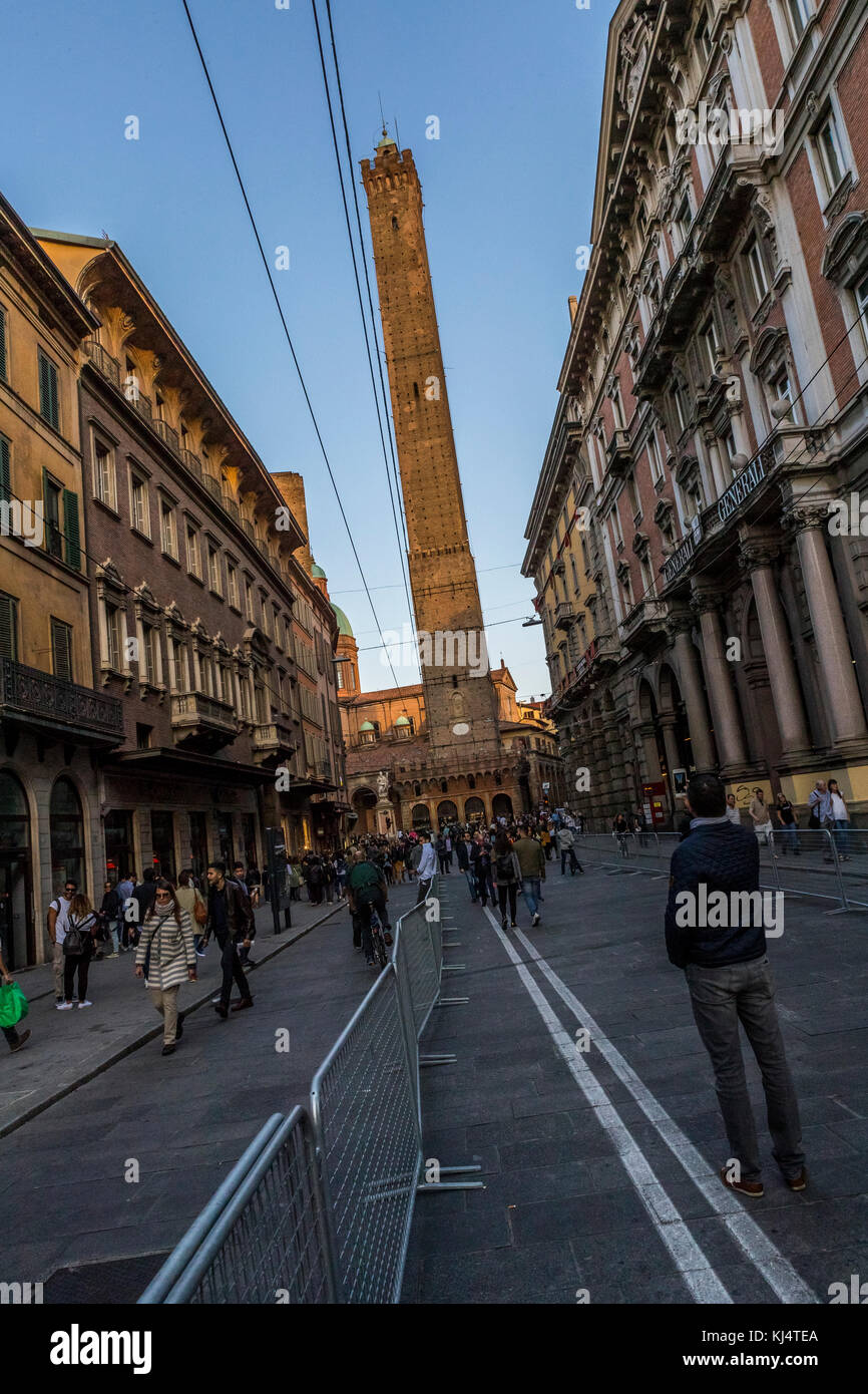 The medieval Asinelli Tower from Via Rizzoli. In medieval times the ...
