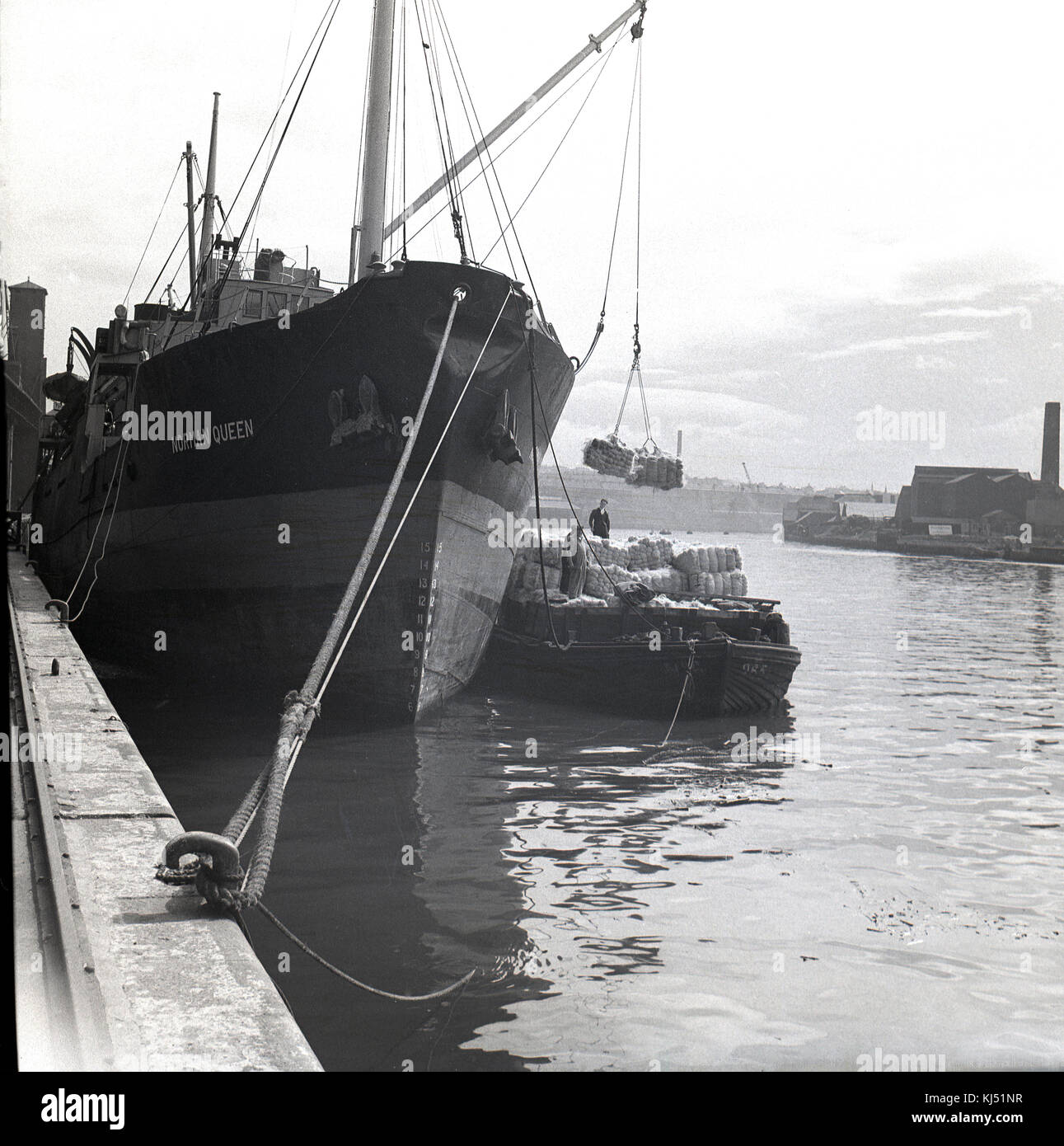Ship loading 1950's hi-res stock photography and images - Alamy