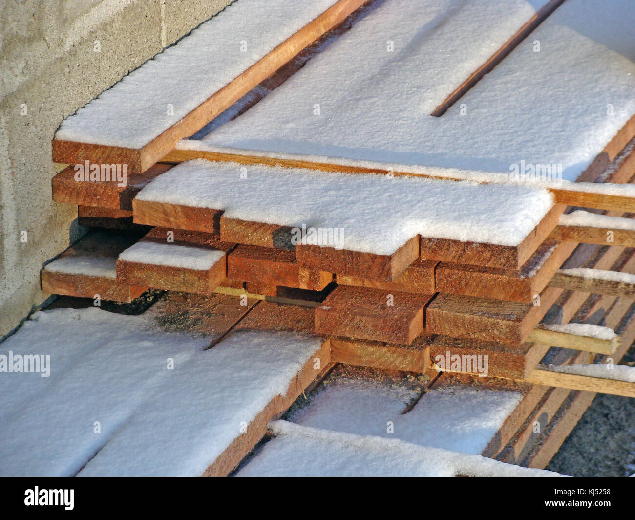 Snow covered boards hi-res stock photography and images - Alamy