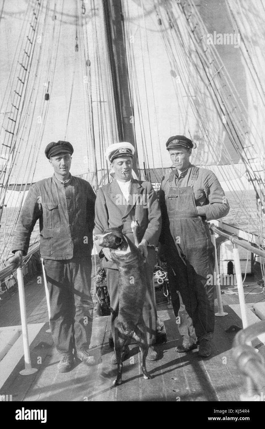 Guide marine Black and White Stock Photos & Images - Alamy