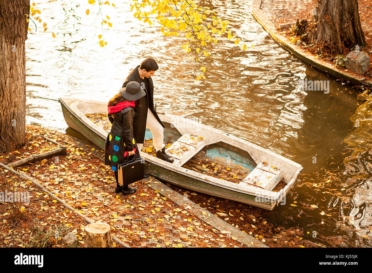 Couple row boat river hi-res stock photography and images - Alamy
