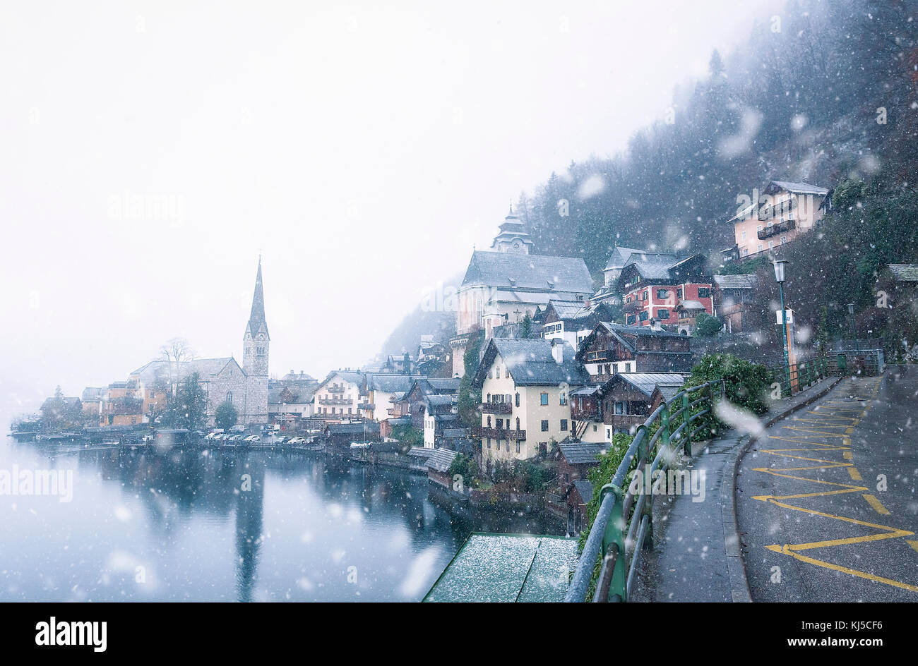 The first snowfall over the Hallstatt village and Hallstatter See ...