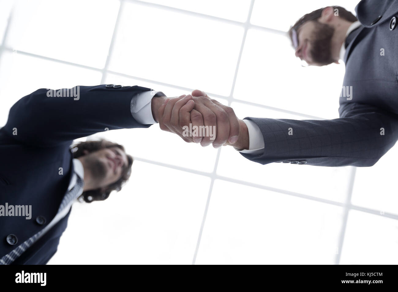 Two business people are holding hands to business cooperation Stock ...