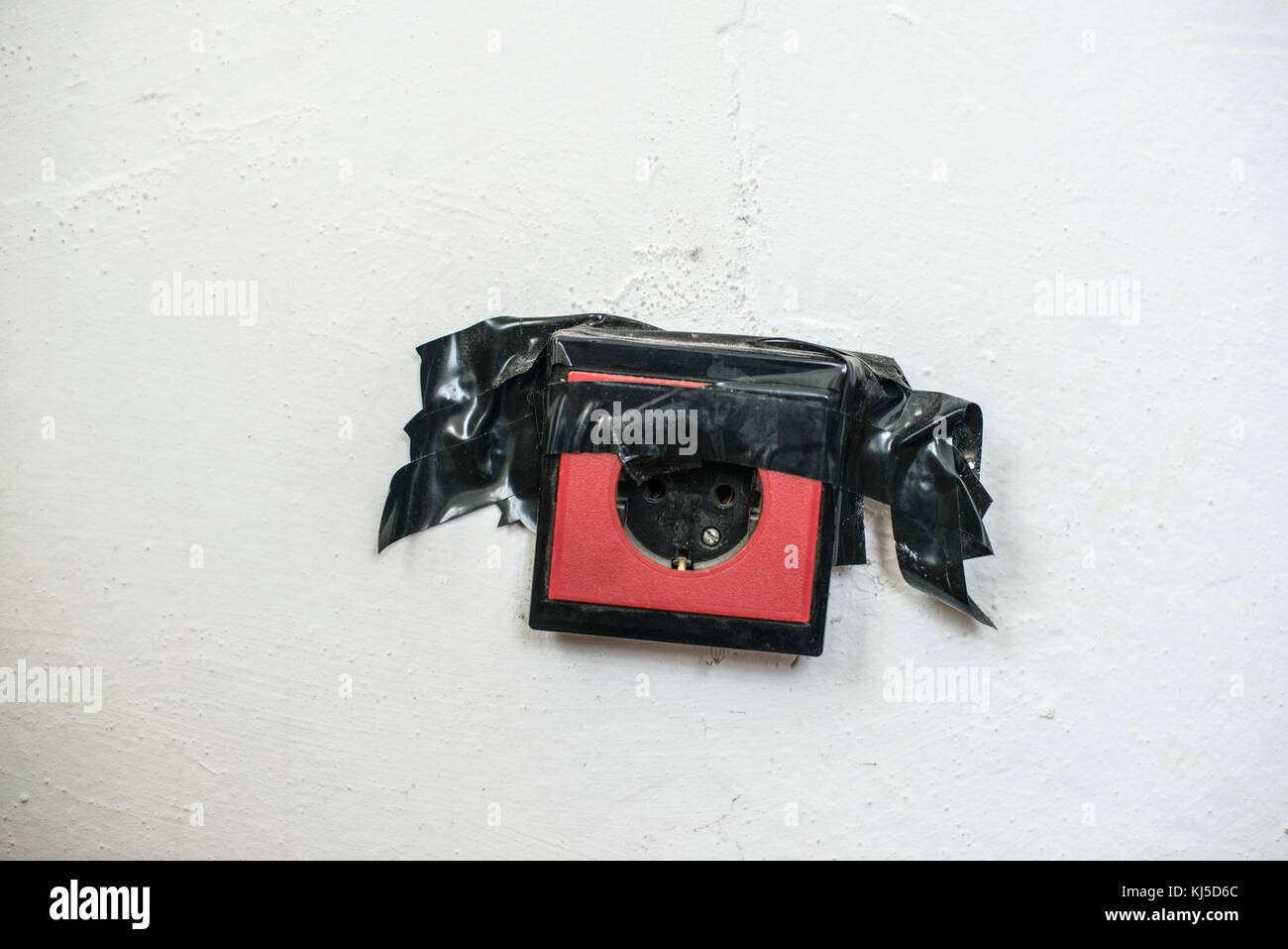 Broken electrical outlet on wall Stock Photo - Alamy