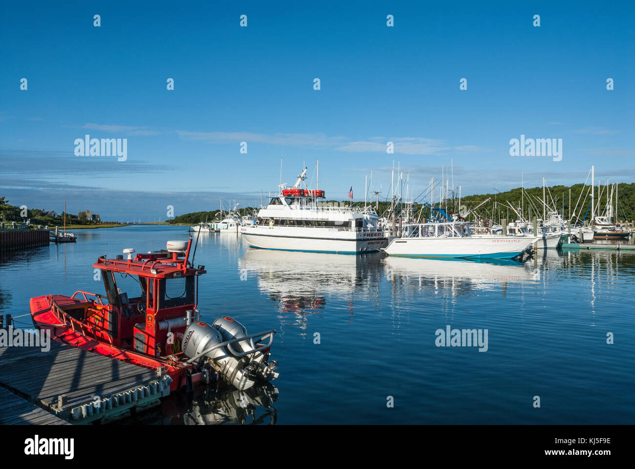 Fire boat hi-res stock photography and images - Alamy