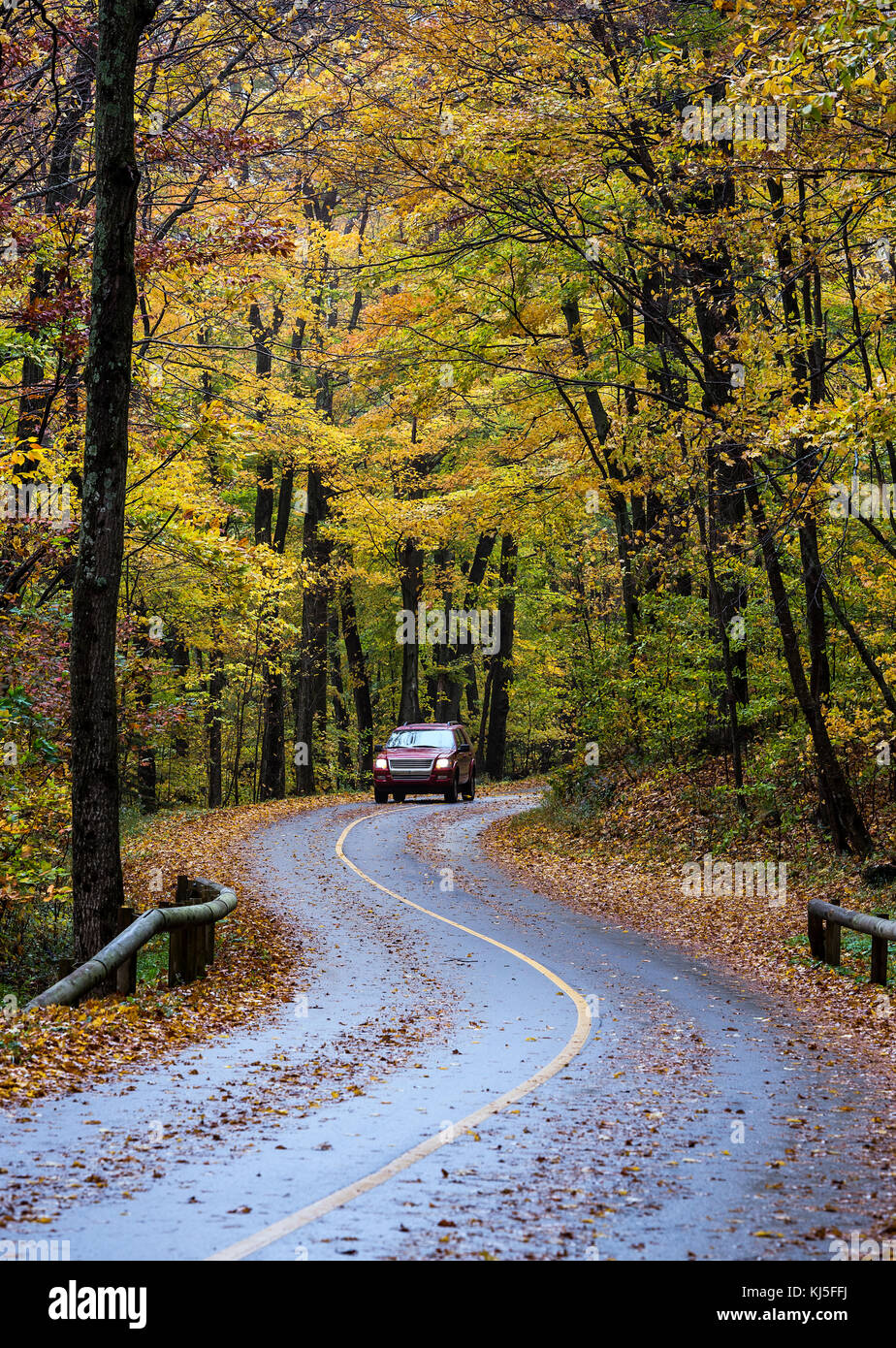 Winding road car hi-res stock photography and images - Alamy