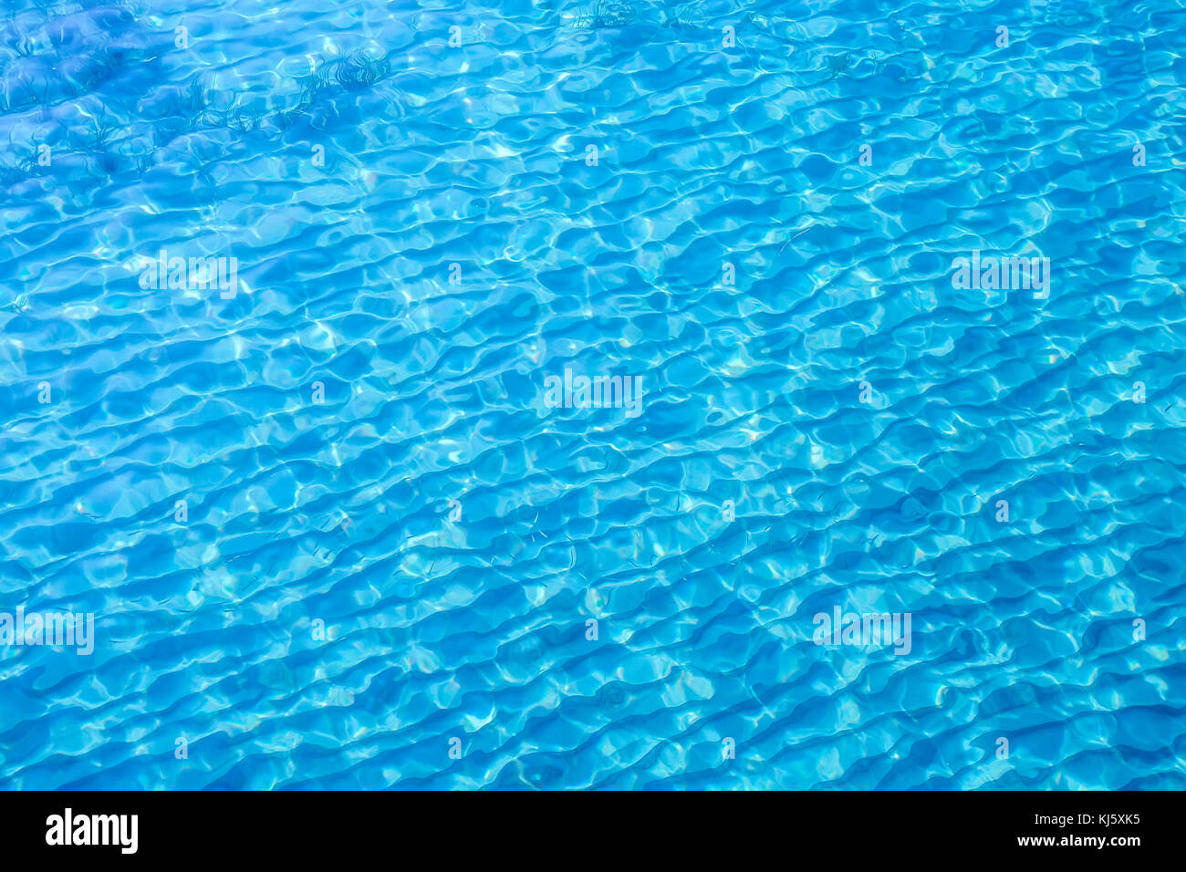 beautiful clear pool water reflecting in the sun Stock Photo - Alamy