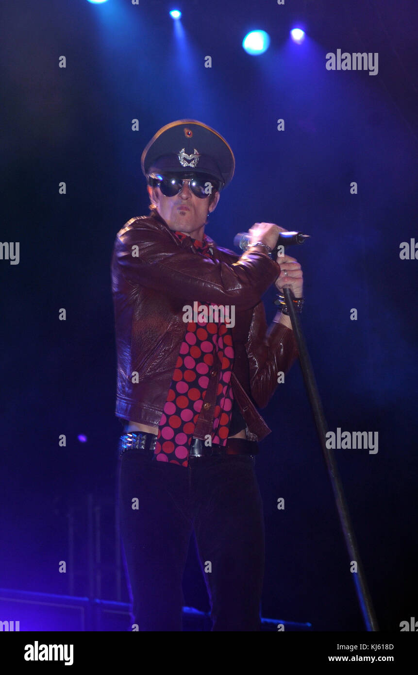 ATLANTIC CITY, NJ - JUNE 26: Velvet Revolver (Slash, Scott Weiland ...