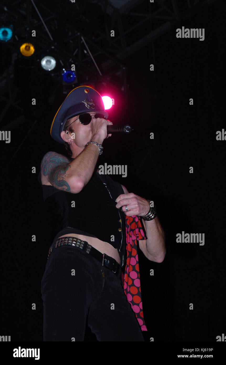 ATLANTIC CITY, NJ - JUNE 26: Velvet Revolver (Slash, Scott Weiland ...