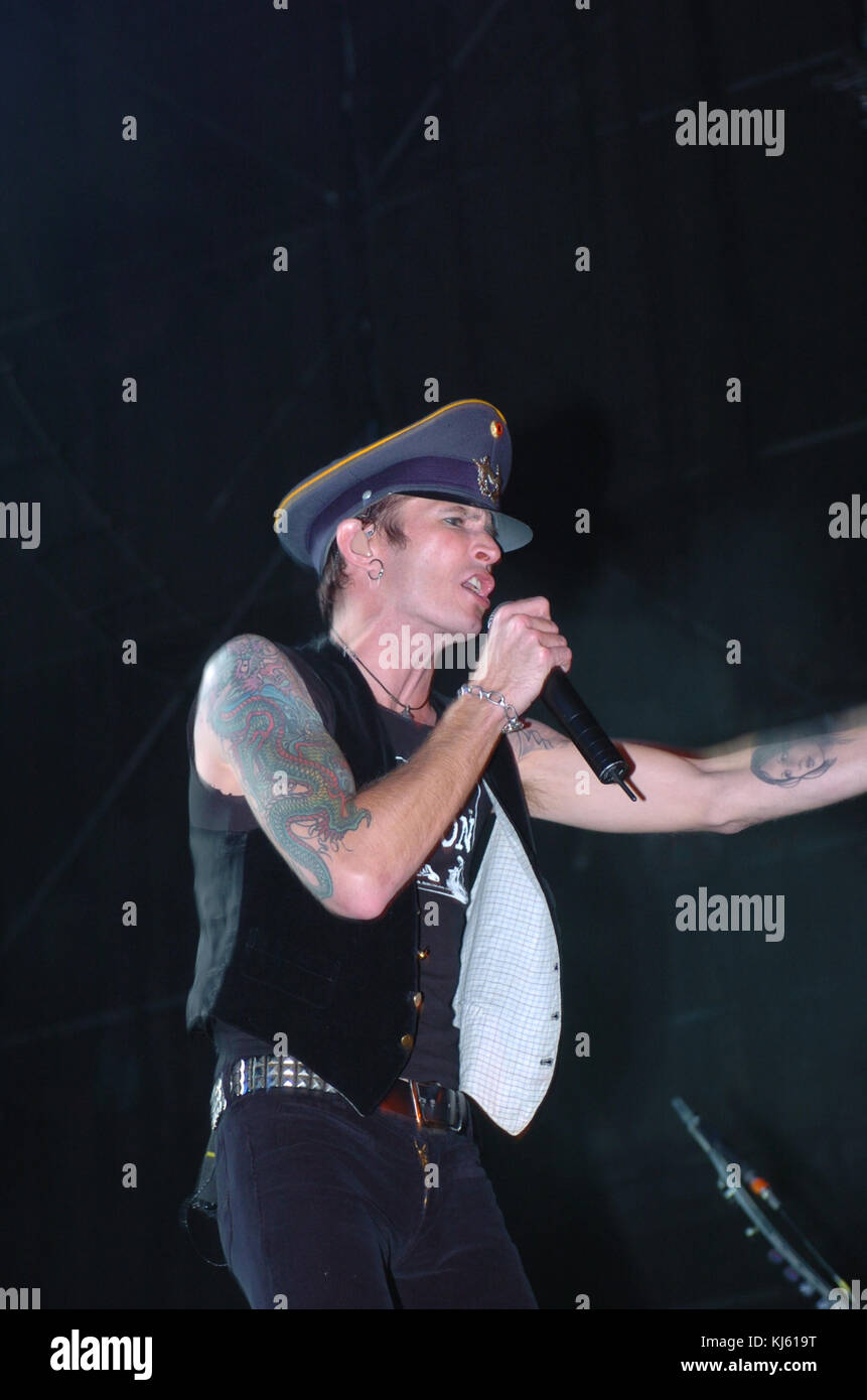 ATLANTIC CITY, NJ - JUNE 26: Velvet Revolver (Slash, Scott Weiland ...