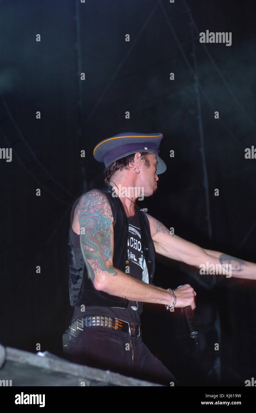 ATLANTIC CITY, NJ - JUNE 26: Velvet Revolver (Slash, Scott Weiland ...