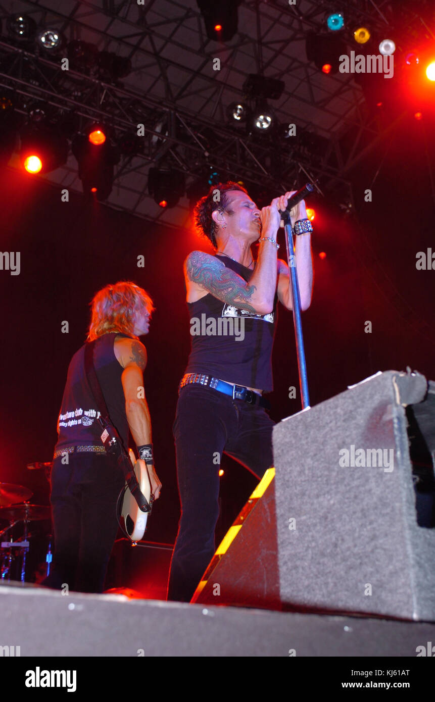 ATLANTIC CITY, NJ - JUNE 26: Velvet Revolver (Slash, Scott Weiland ...