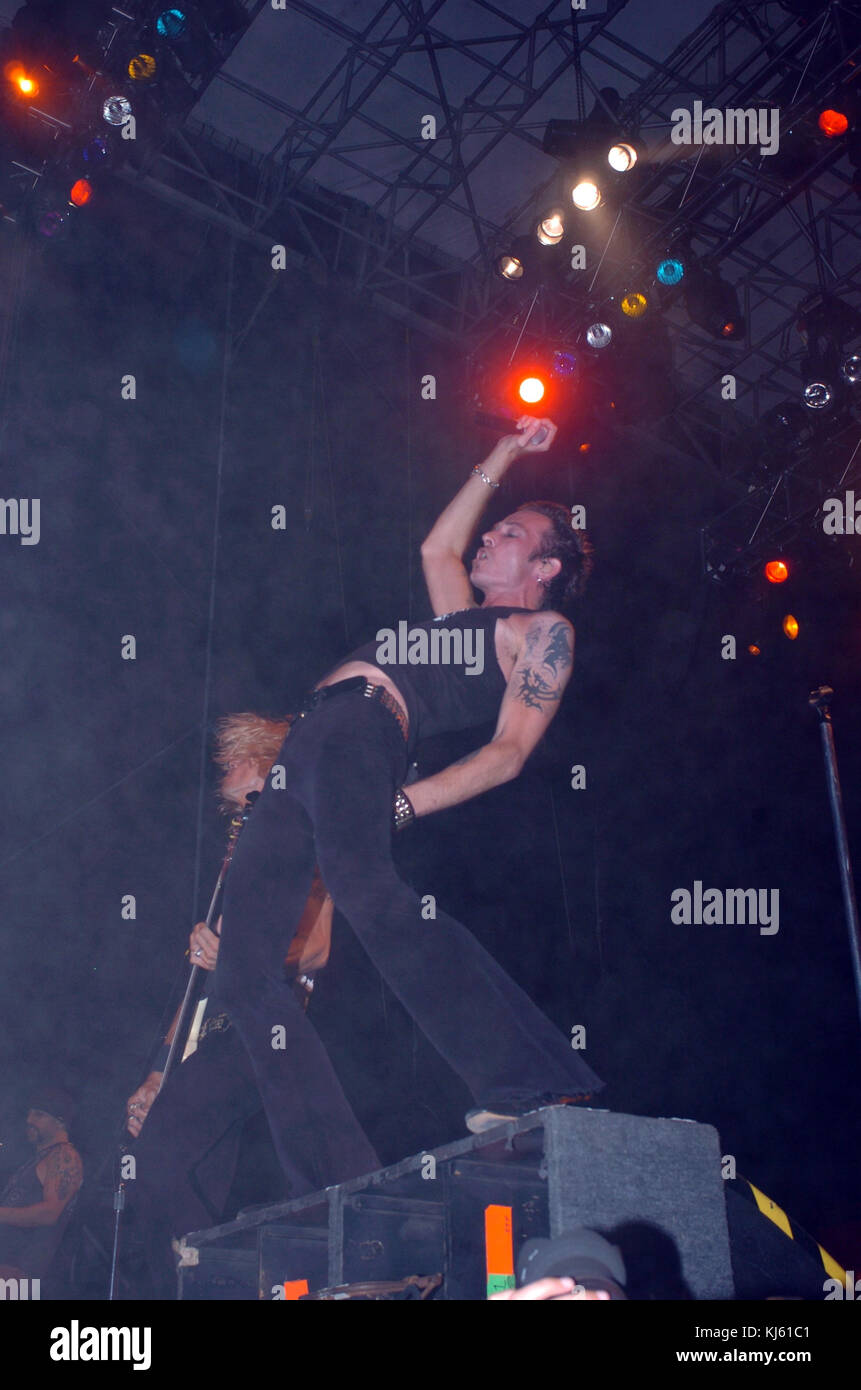 ATLANTIC CITY, NJ - JUNE 26: Velvet Revolver (Slash, Scott Weiland ...