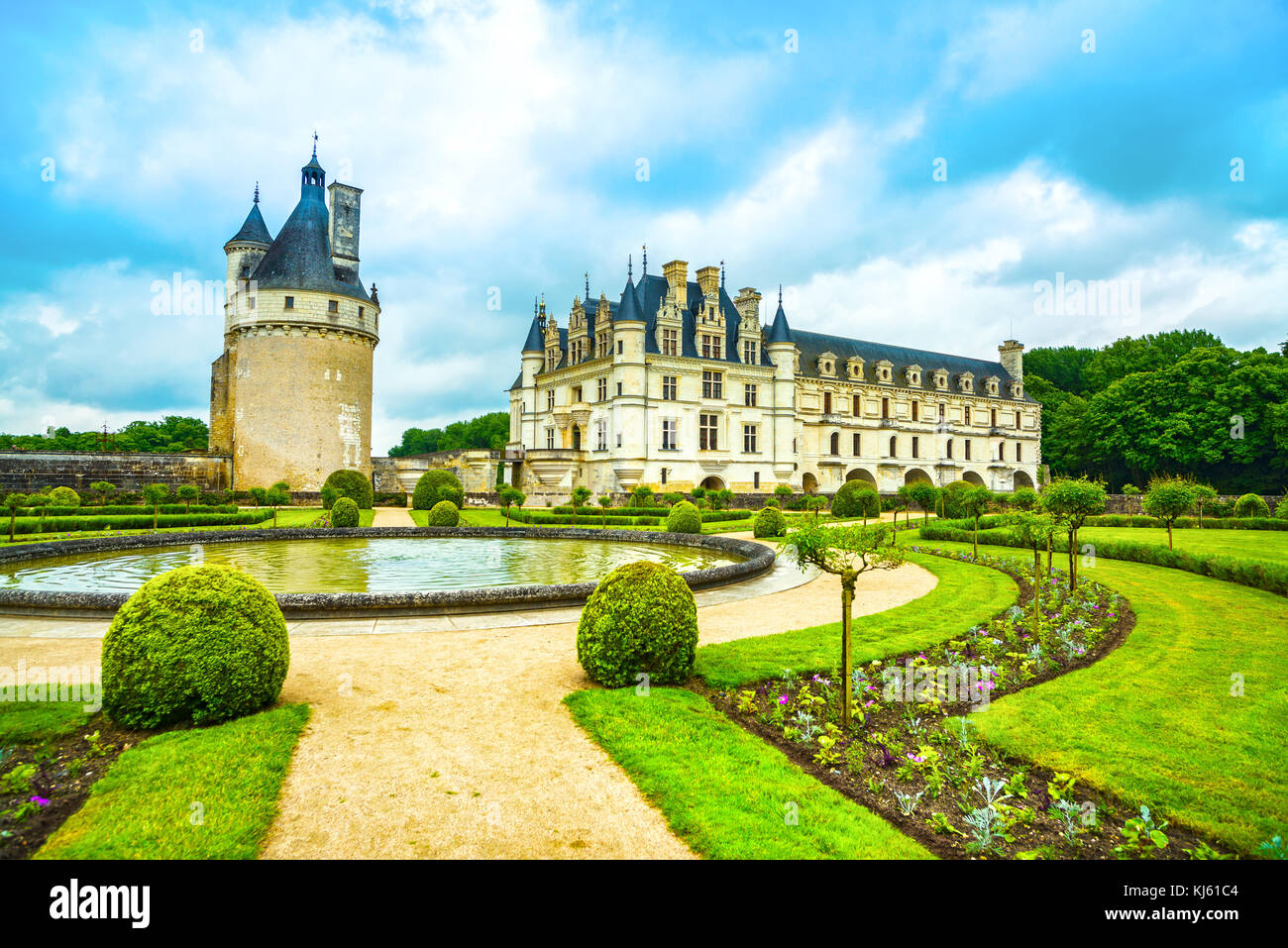 Chateau de Chenonceau royal medieval french castle and garden ...
