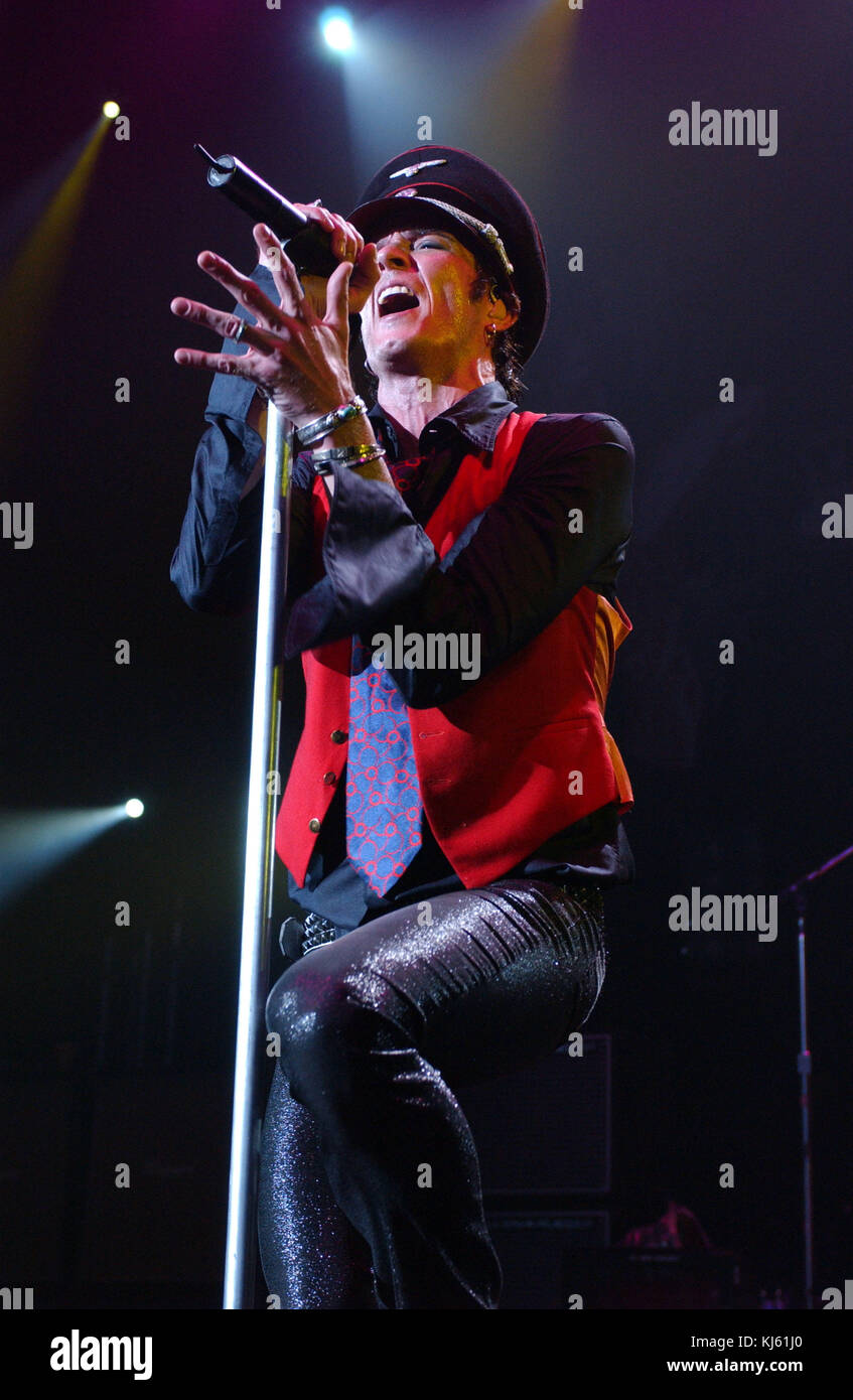 WEST PALM BEACH, FL - MAY 25: Velvet Revolver live in concert on the ...