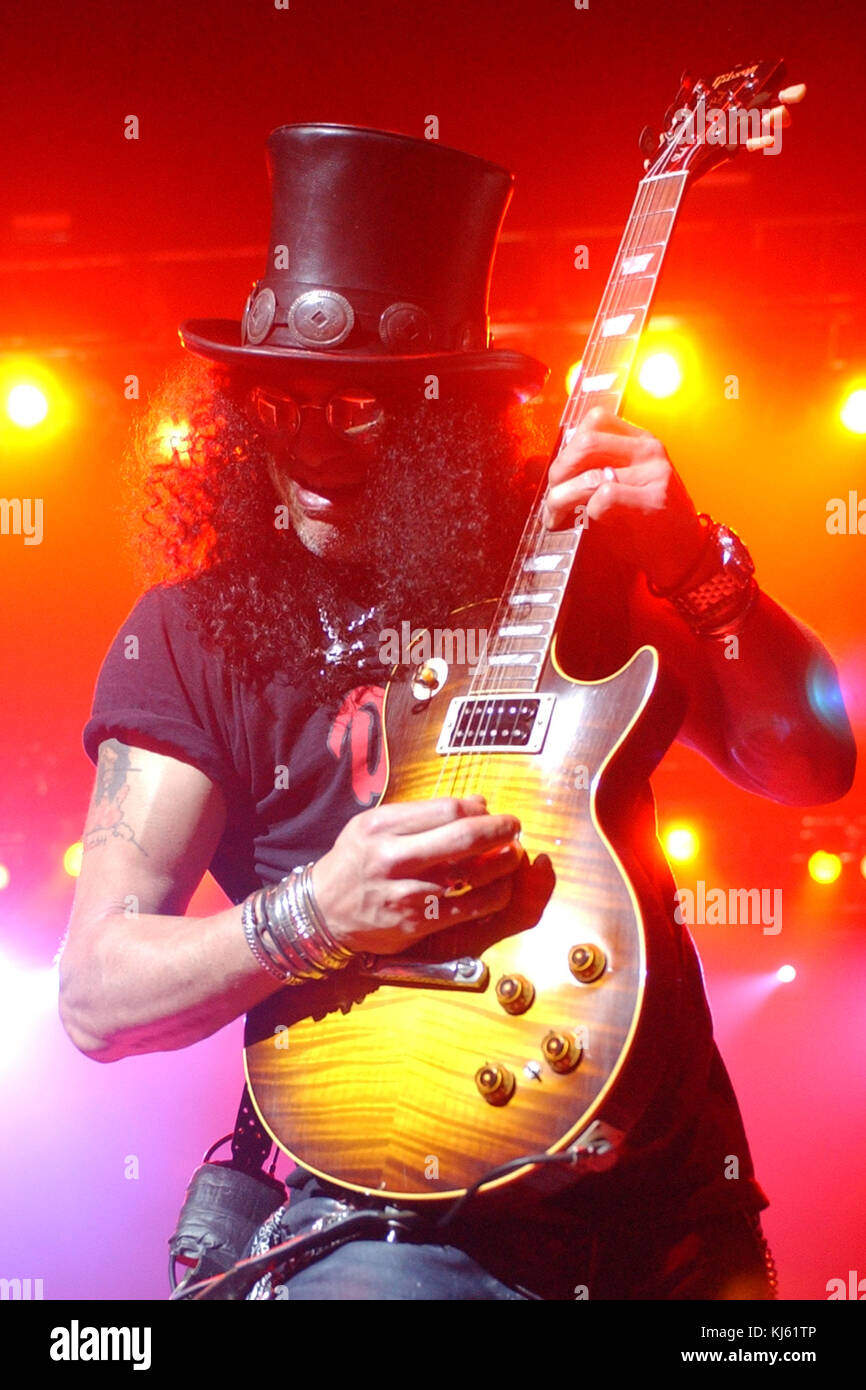 Slash velvet revolver 2006 hi-res stock photography and images - Alamy