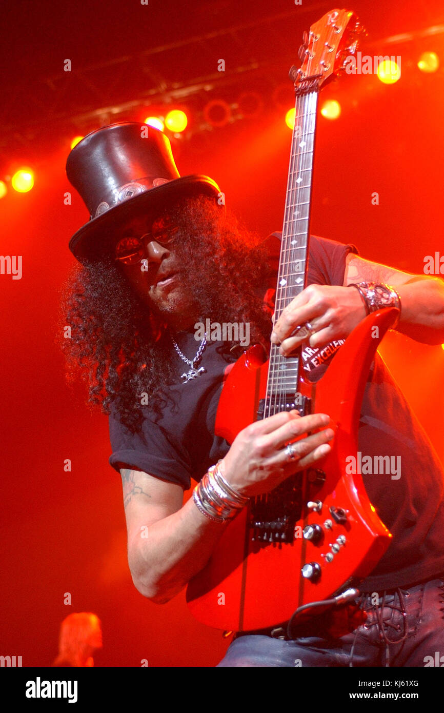 Slash velvet revolver 2006 hi-res stock photography and images - Alamy