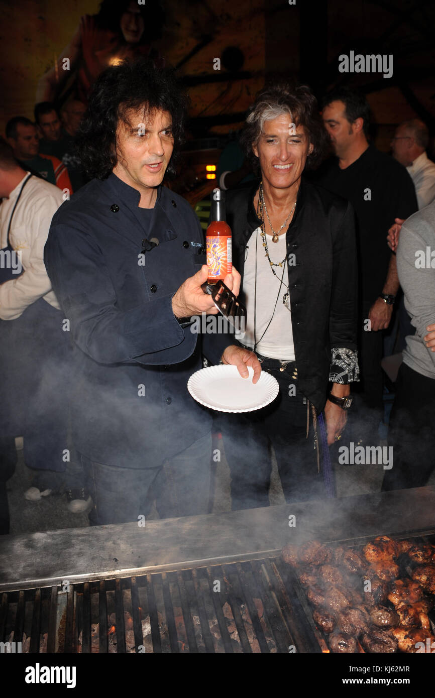 MIAMI - NOVEMBER 18:Kerry Simon the "Iron Chef" winner known as the ...