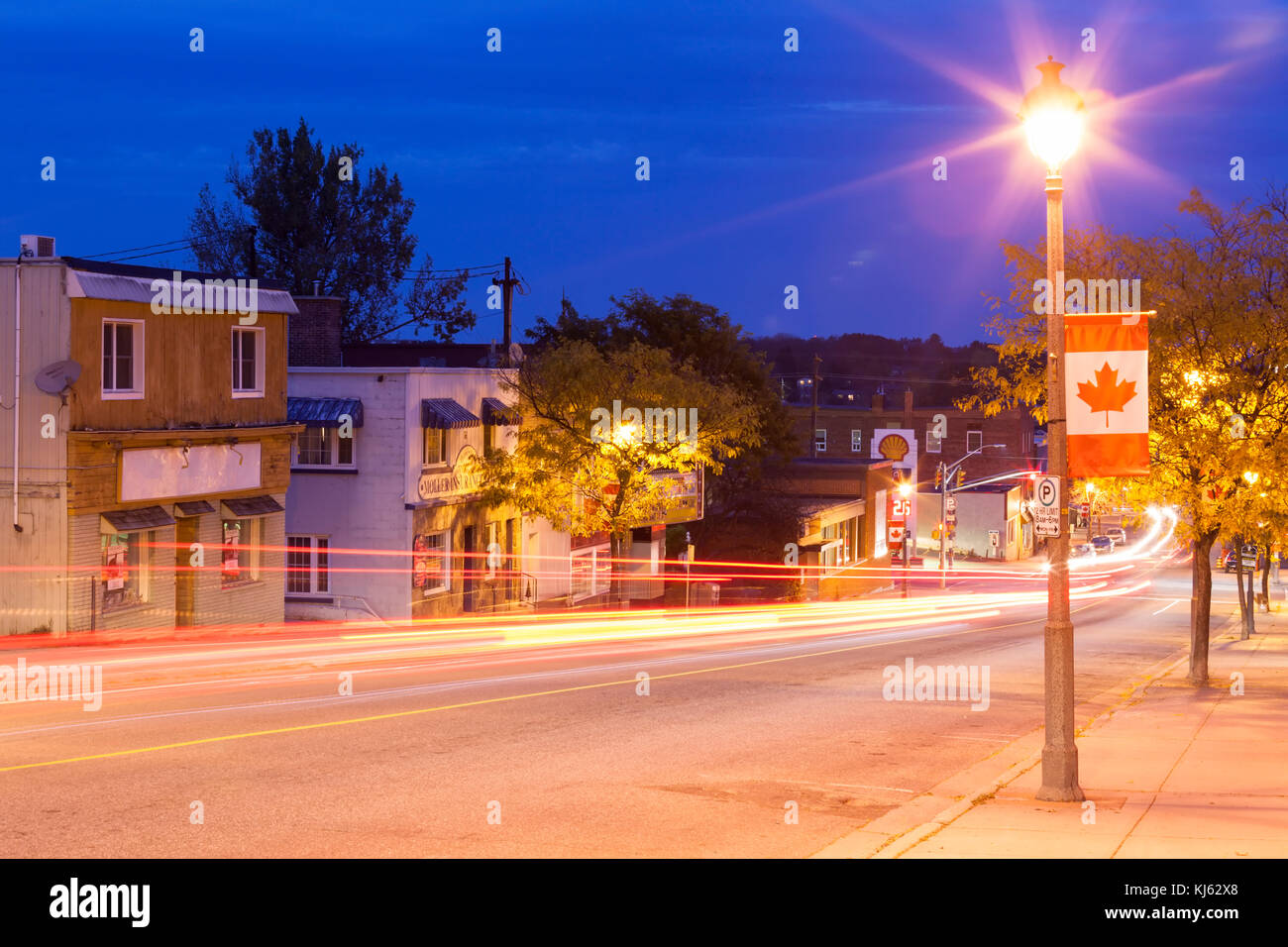 Looking storefronts hi-res stock photography and images - Alamy