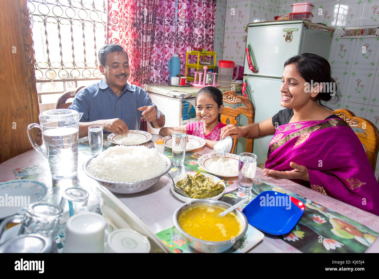 a title kid and her family eating food in Dhaka city, Bangladesh Stock Photo - Alamy