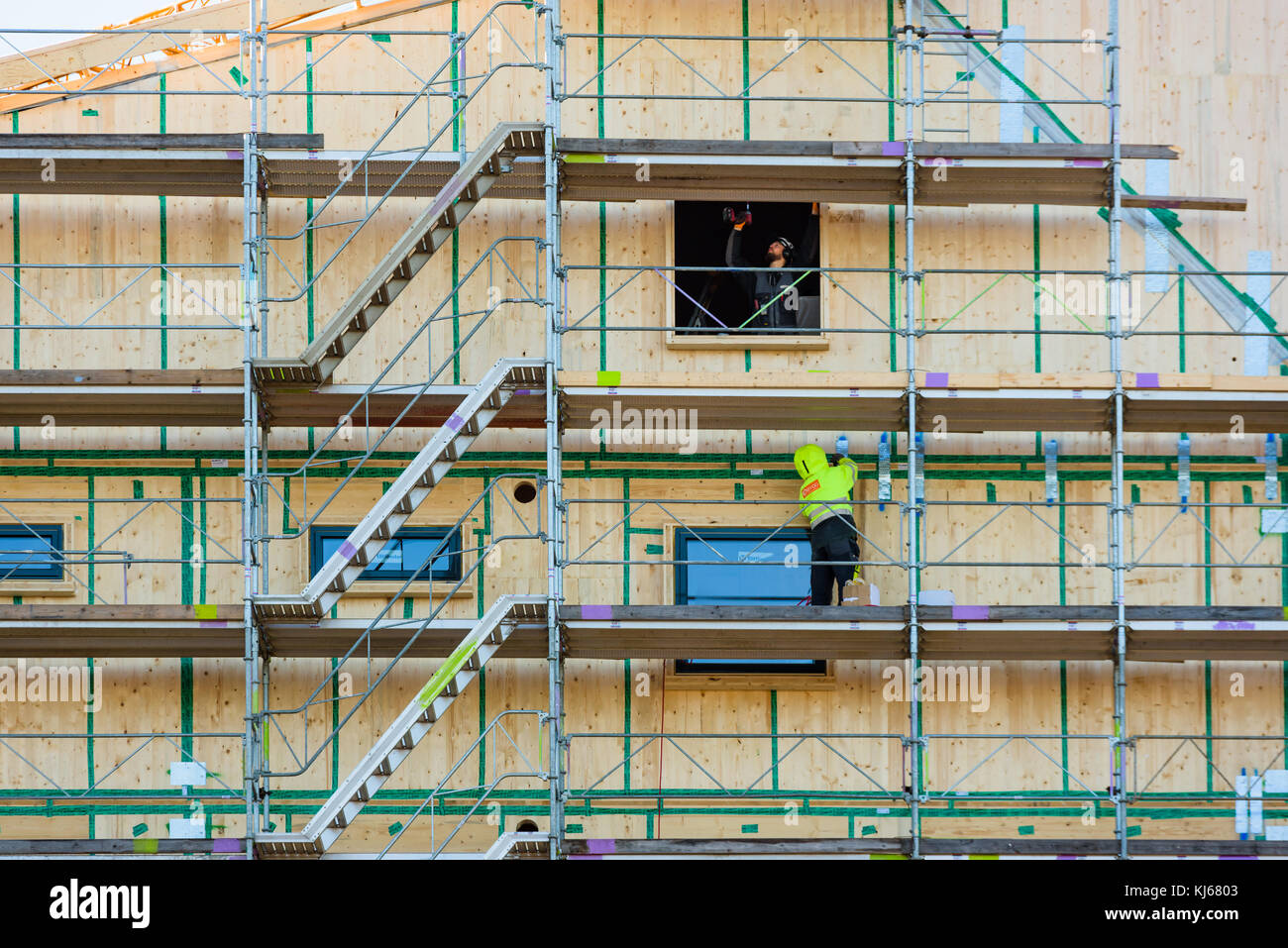 High rise building construction worker hi-res stock photography and ...