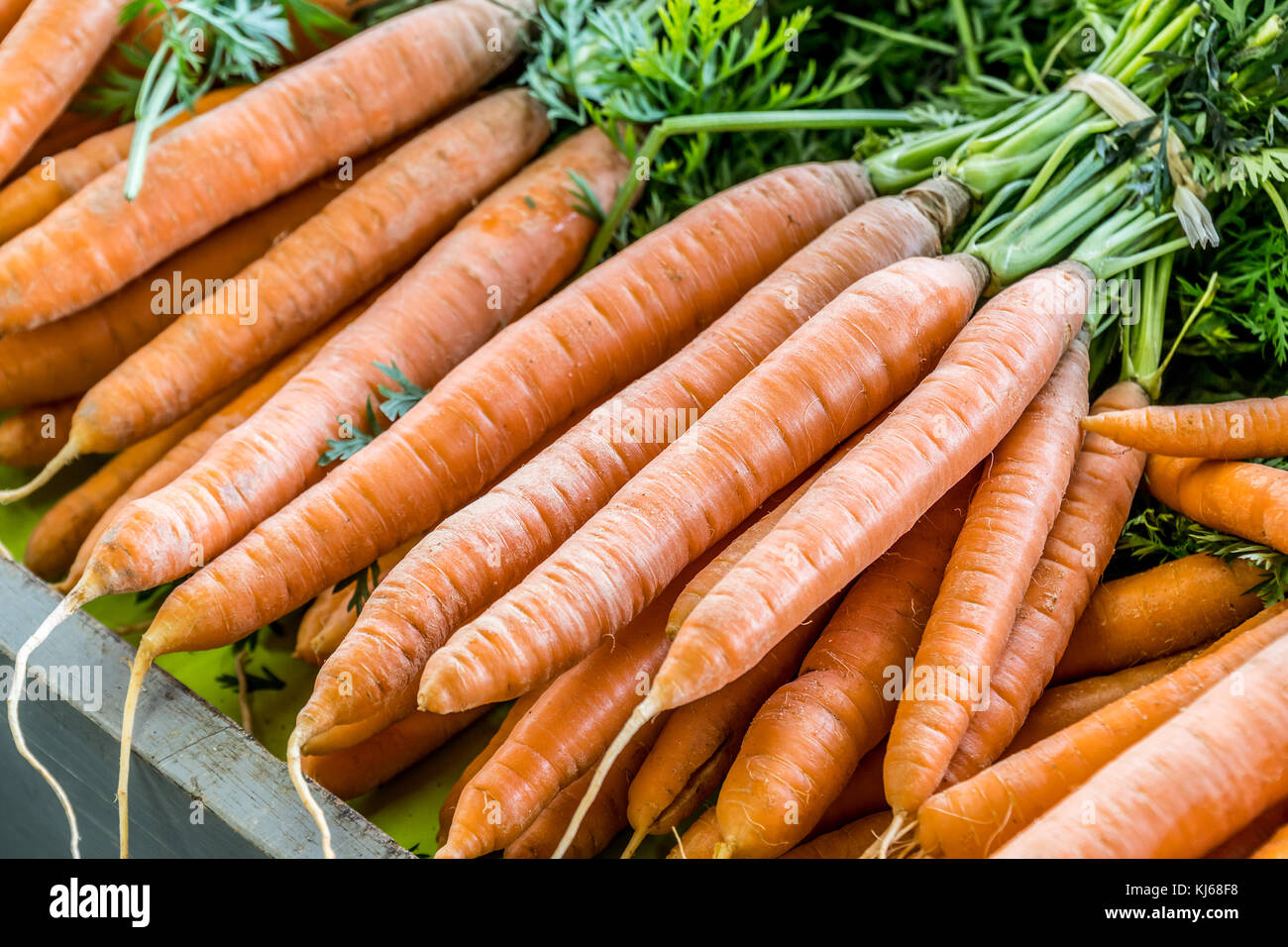 Carrots in a box hi-res stock photography and images - Alamy