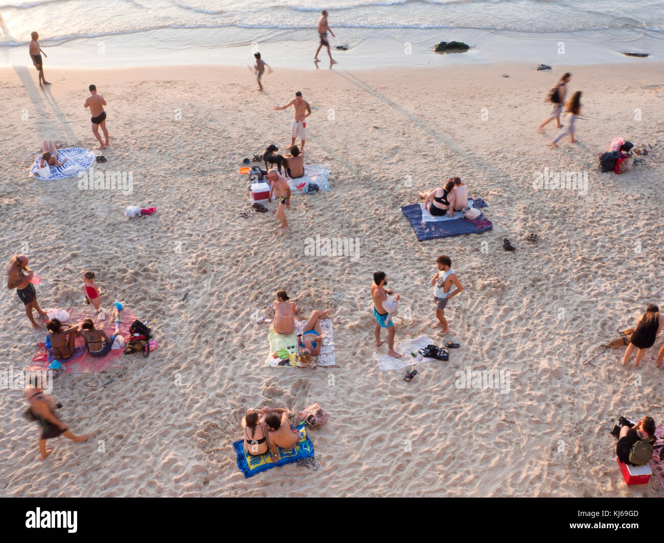 People on the beach hi-res stock photography and images - Alamy