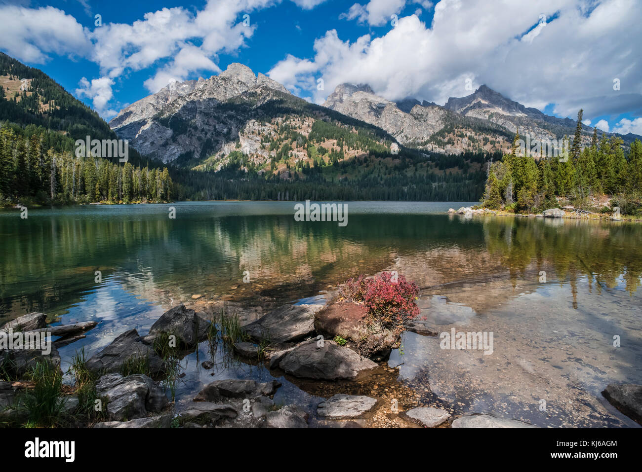 Taggart Lake and the Grand Teton mountains at Grand Teton National Park ...