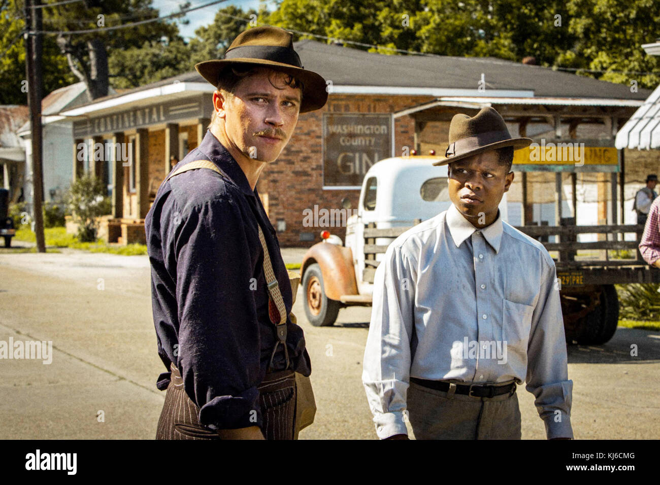 MUDBOUND, from left, Garrett Hedlund, Jason Mitchell, 2017. ph: Steve ...