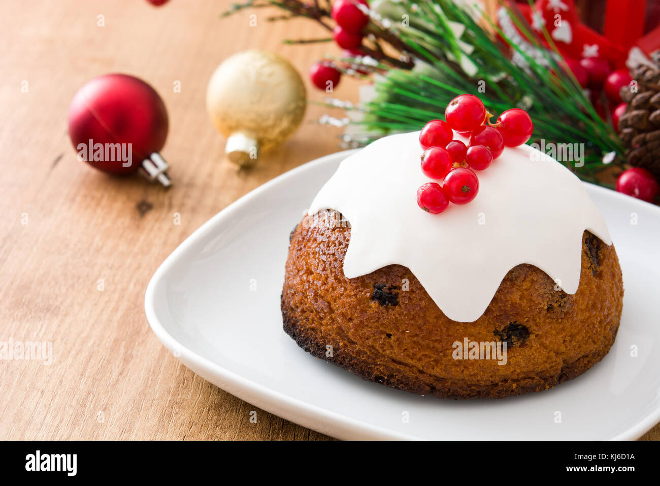 Christmas pudding on wooden table Stock Photo - Alamy
