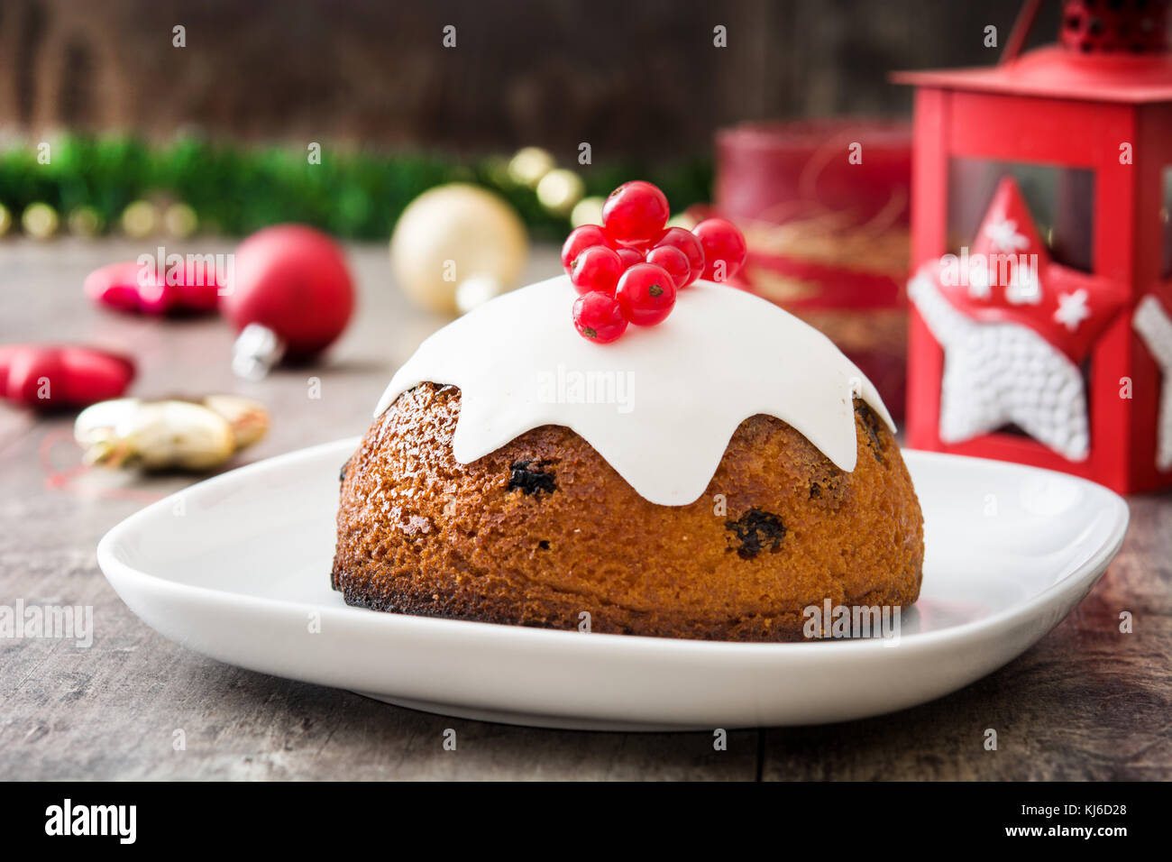 Christmas pudding on wooden table Stock Photo - Alamy