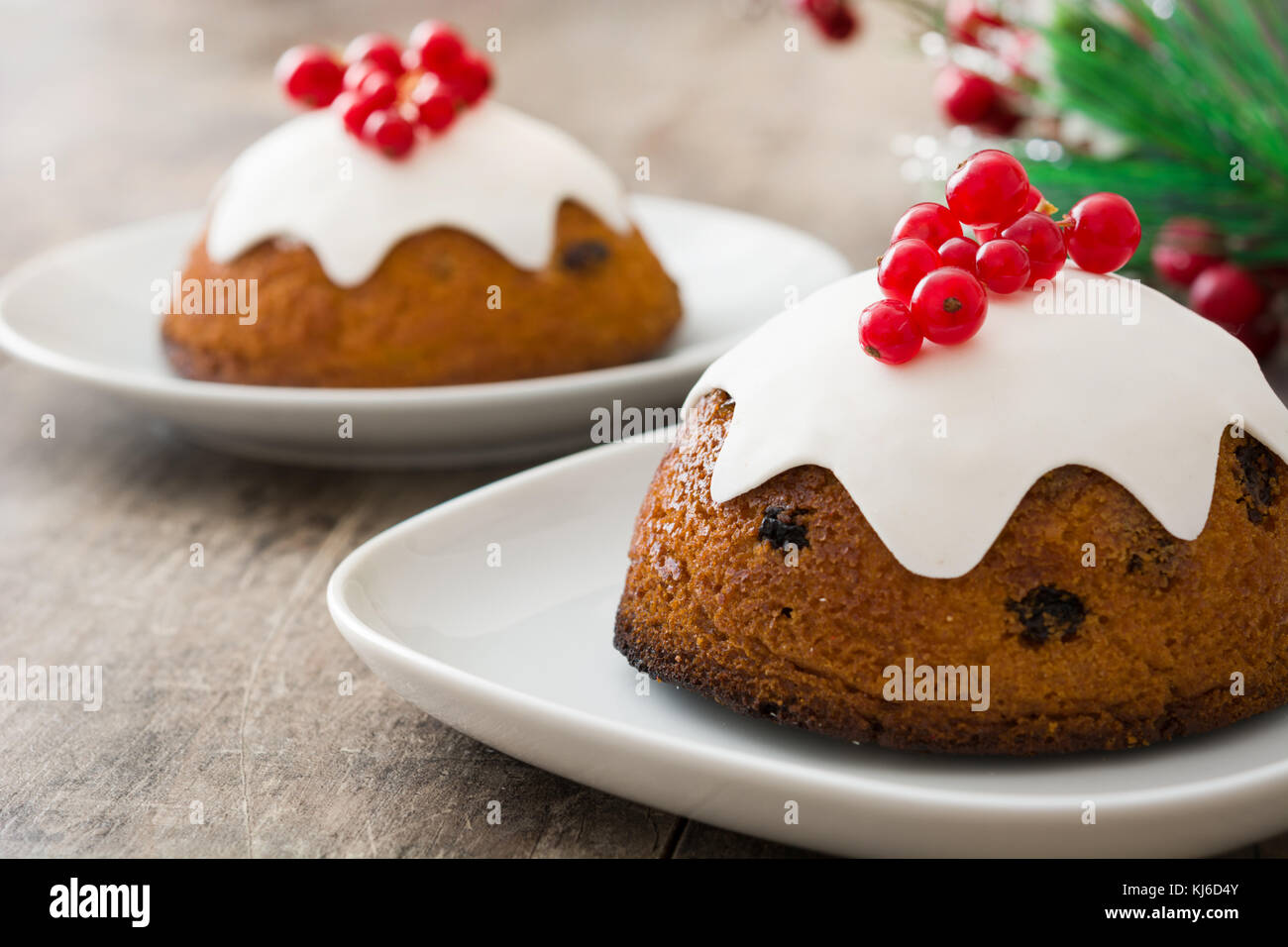 Christmas pudding on wooden table Stock Photo - Alamy