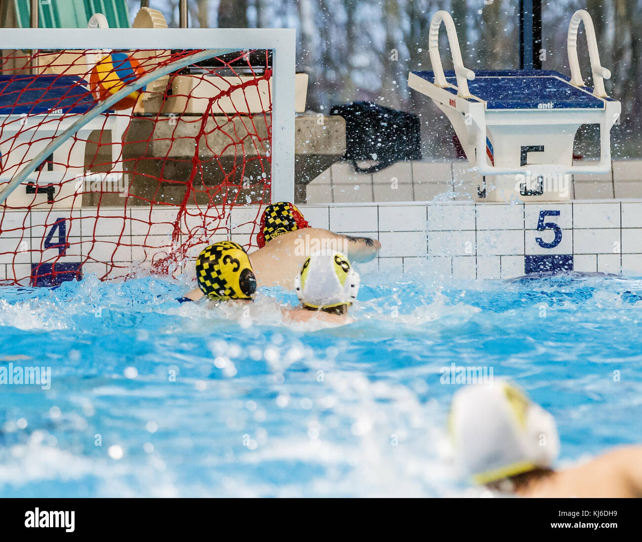 Kids playing water polo hi-res stock photography and images - Alamy