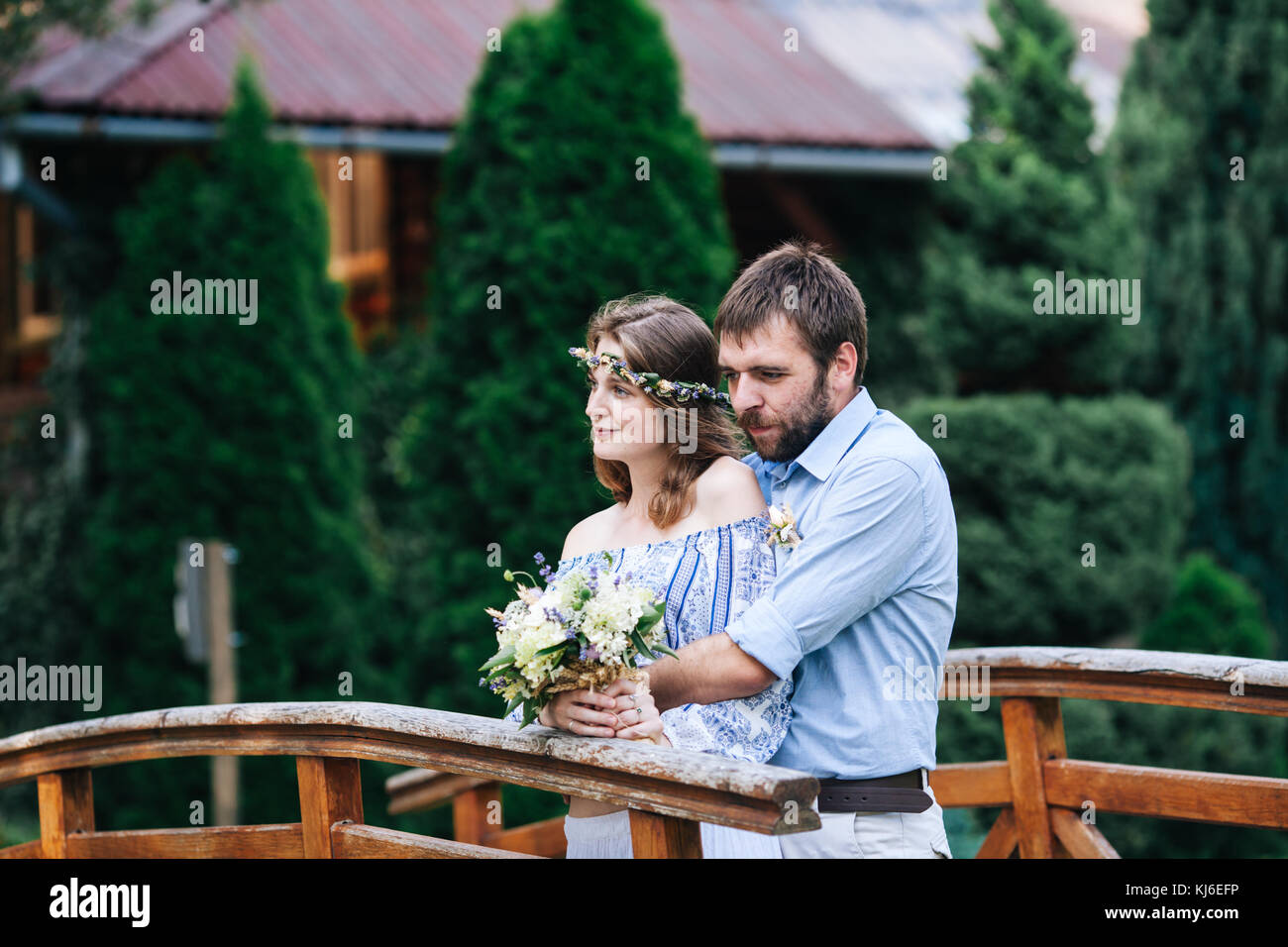 Eclectic rustic wedding couple Stock Photo - Alamy