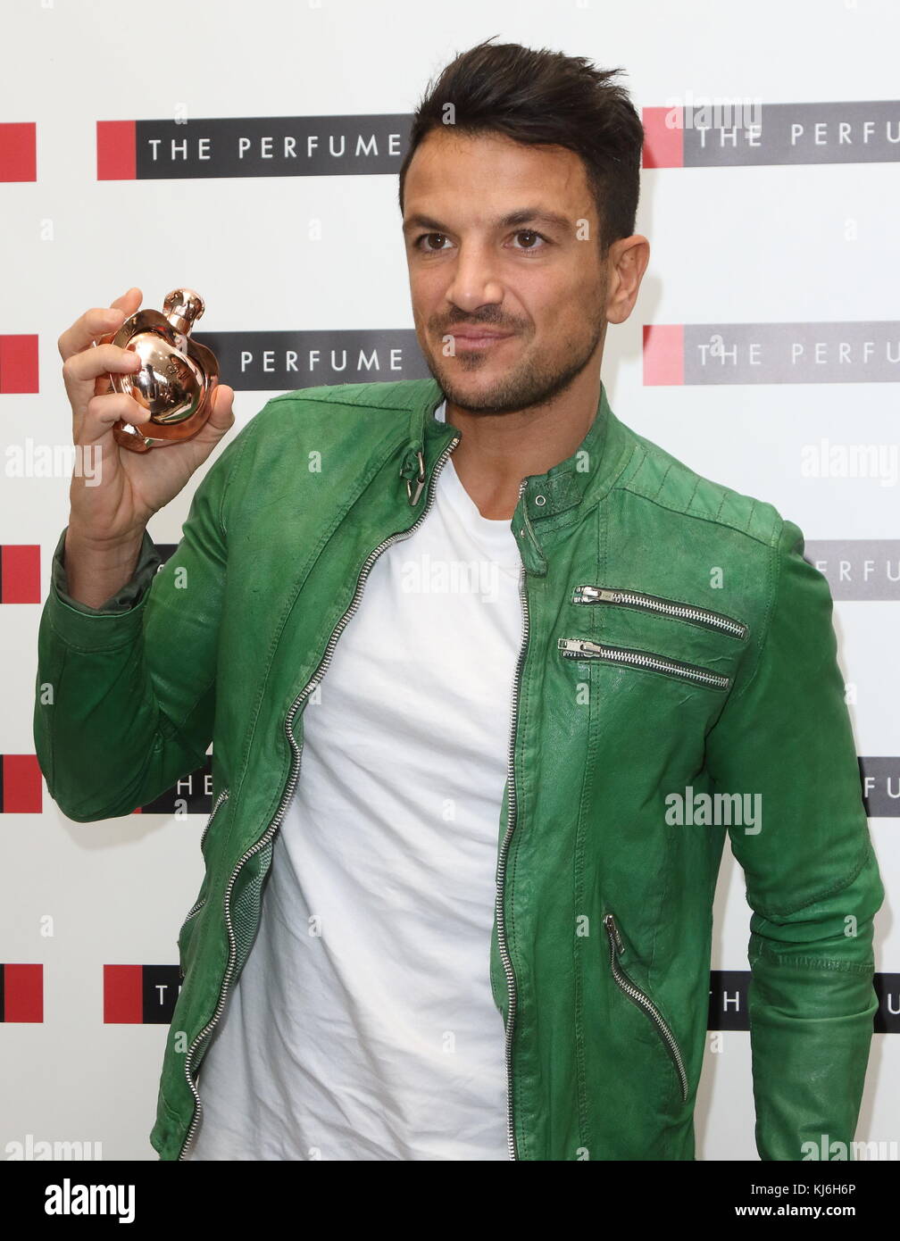 Peter Andre signing his new fragrance 'Gold' at The Perfume Shop, Crown ...
