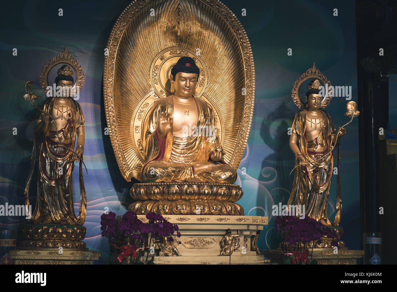 Golden buddhist statues in china hi-res stock photography and images ...