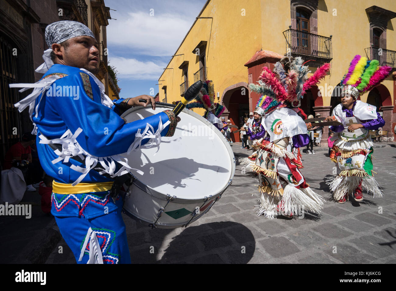 Indigenous drummer hi-res stock photography and images - Alamy