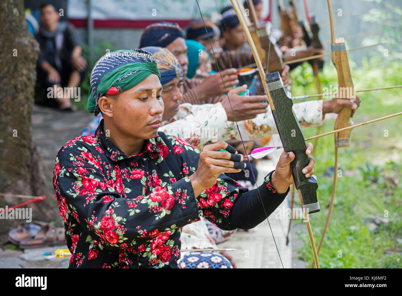 Traditional bow and arrow hi-res stock photography and images - Alamy