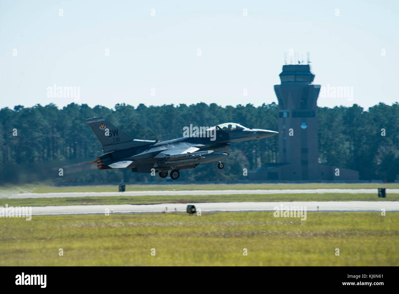 An F-16CM Fighting Falcon takes off from the flightline at Shaw Air ...
