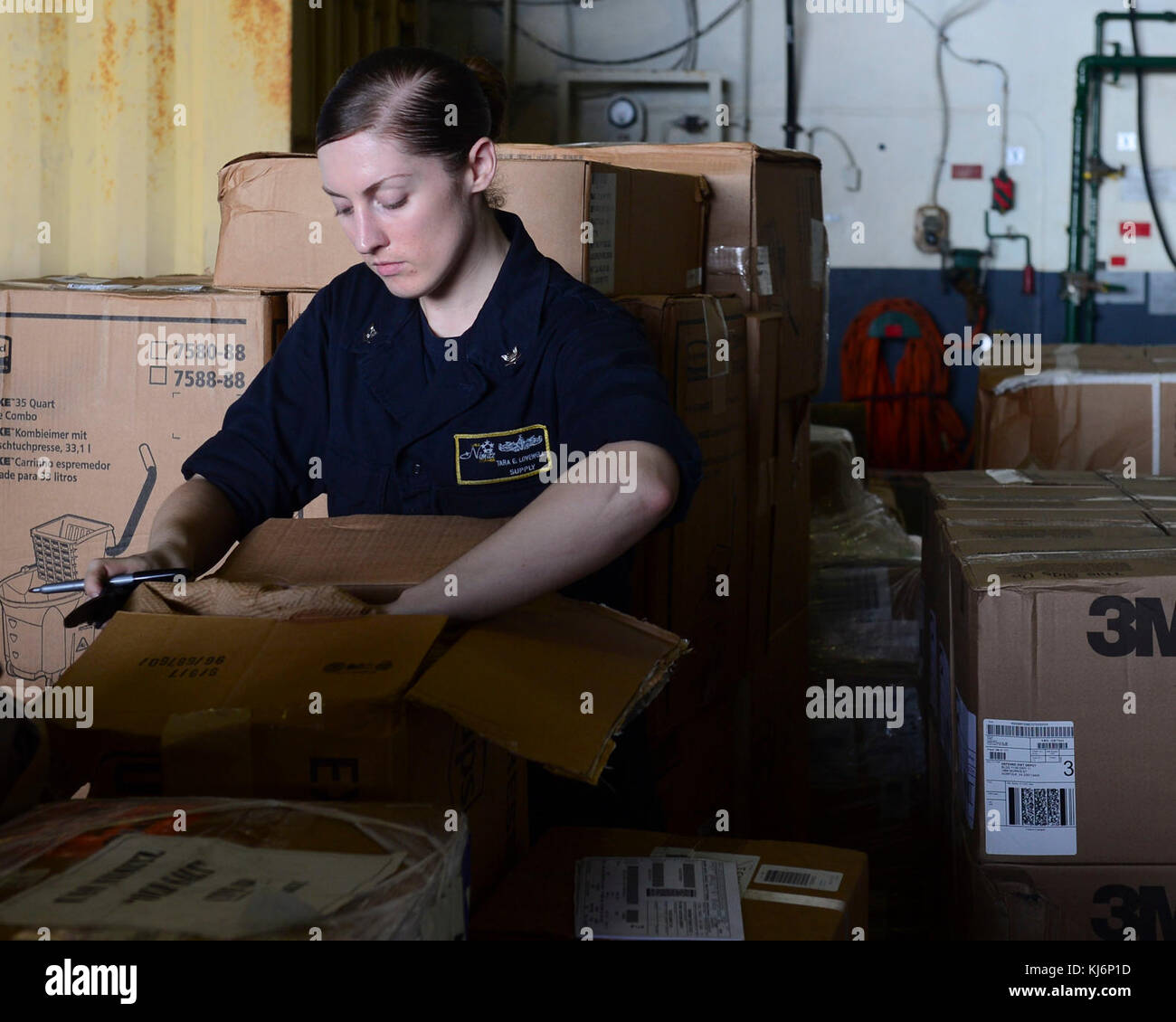 PACIFIC OCEAN (Nov. 18, 2017) U.S. Navy Logistics Specialist 3rd Class ...