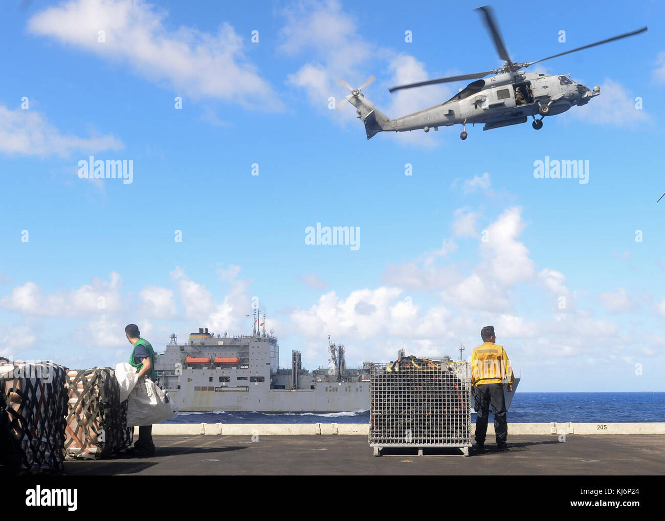 PACIFIC OCEAN (Nov. 18, 2017) An MH-60R Sea Hawk helicopter assigned to ...