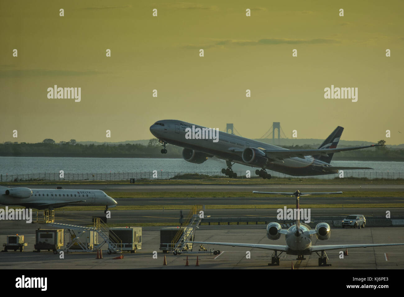 Aircraft takeoff hi-res stock photography and images - Alamy