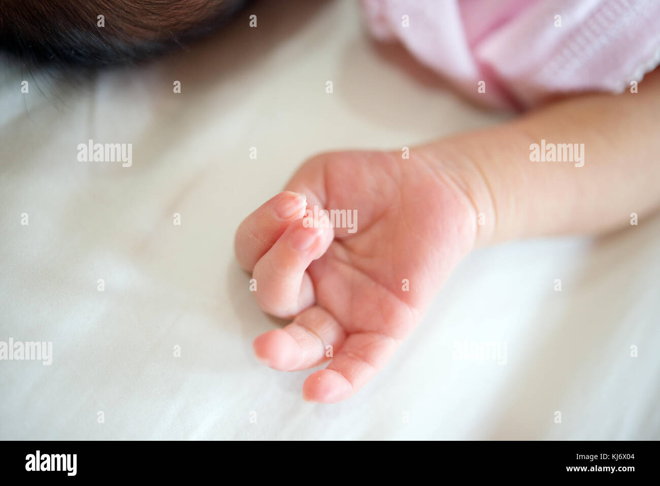Newborn baby hand, close up Stock Photo - Alamy