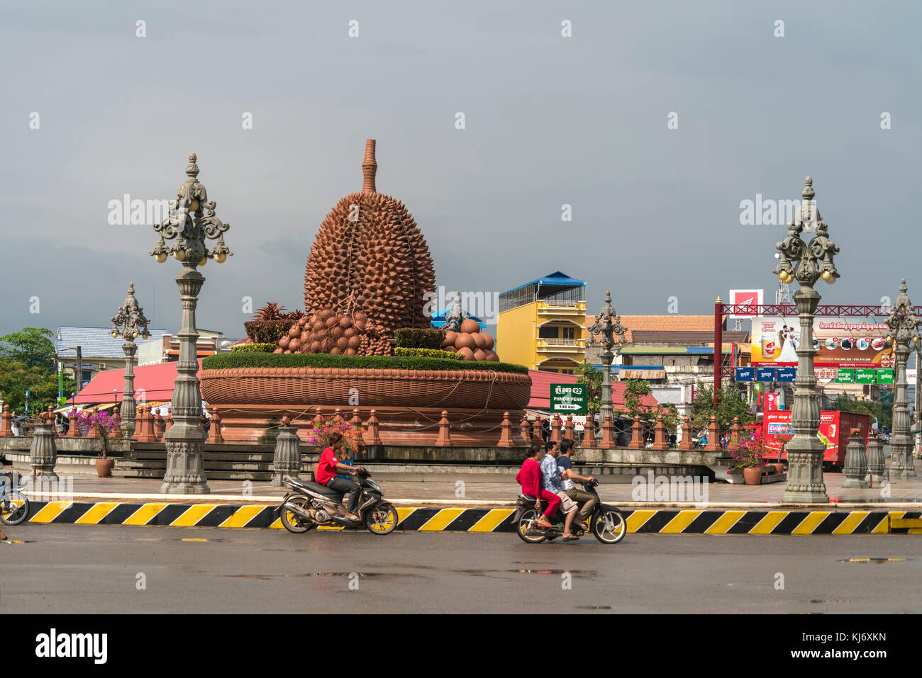 Durian Kreisverkehr in Kampot, Kambodscha, Asien | durian roundabout ...