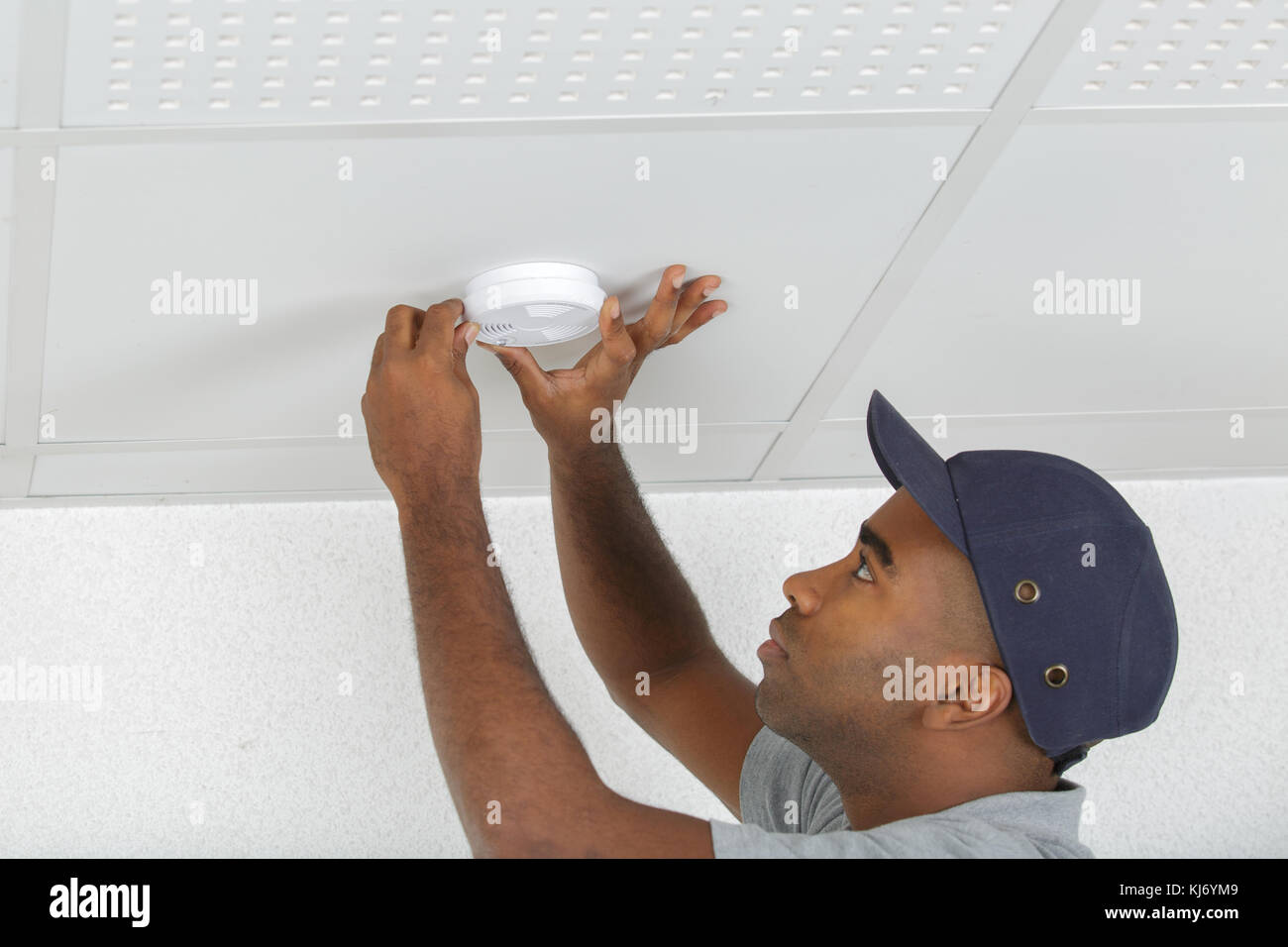 installation of smoke detector Stock Photo - Alamy