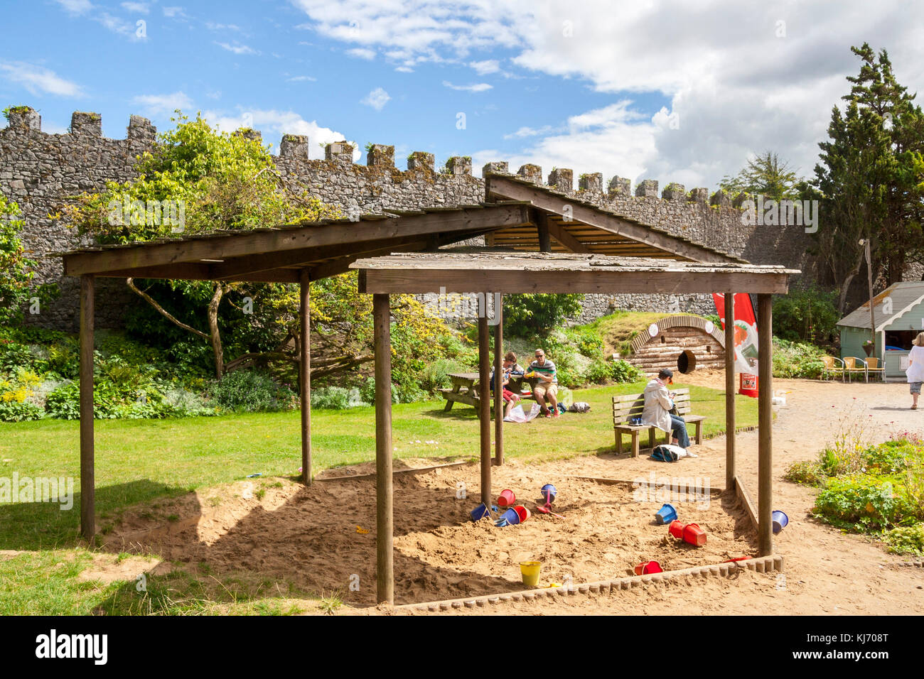 Kids sandpit hi-res stock photography and images - Alamy