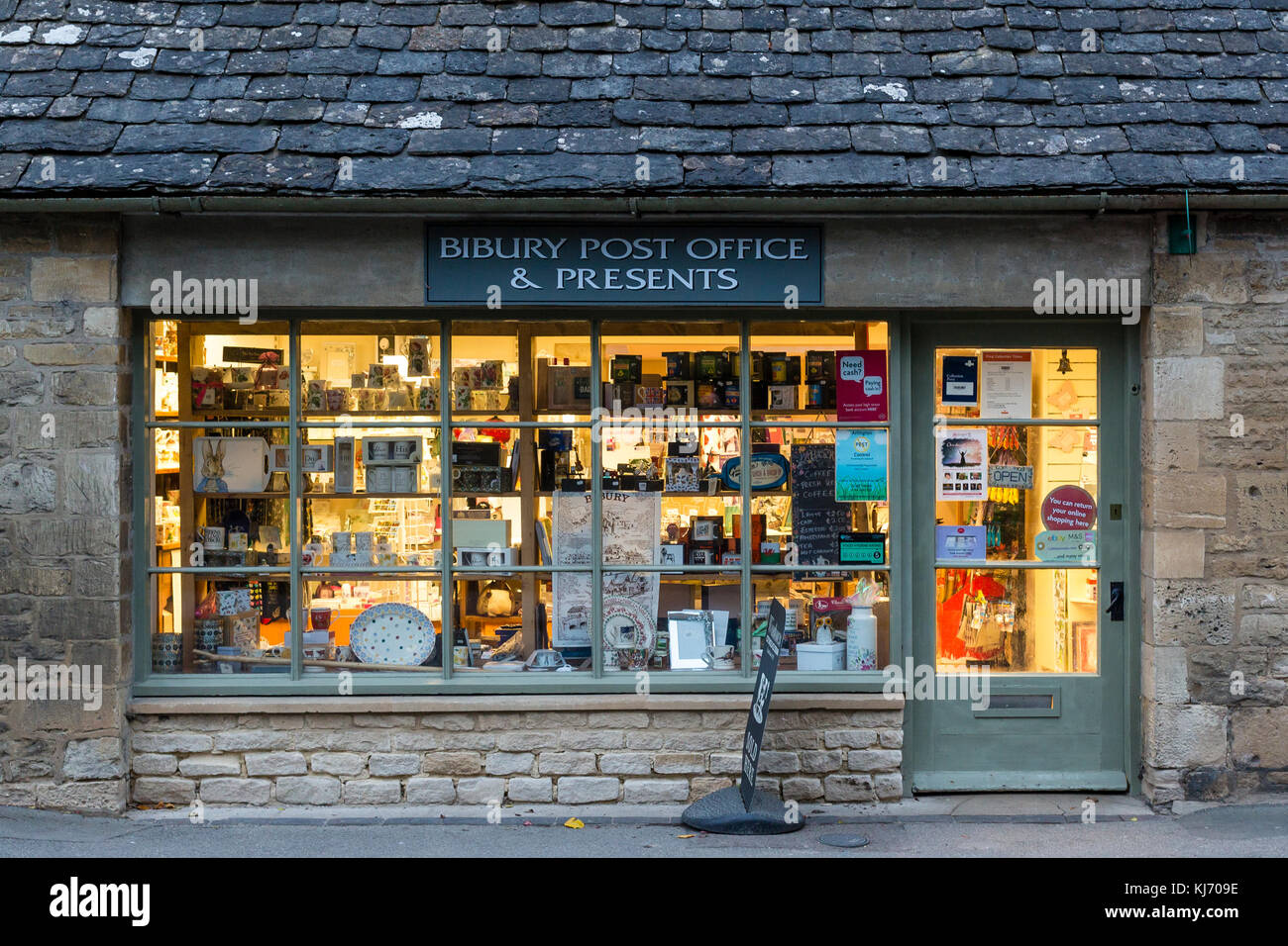 Post office england inside hi-res stock photography and images - Alamy