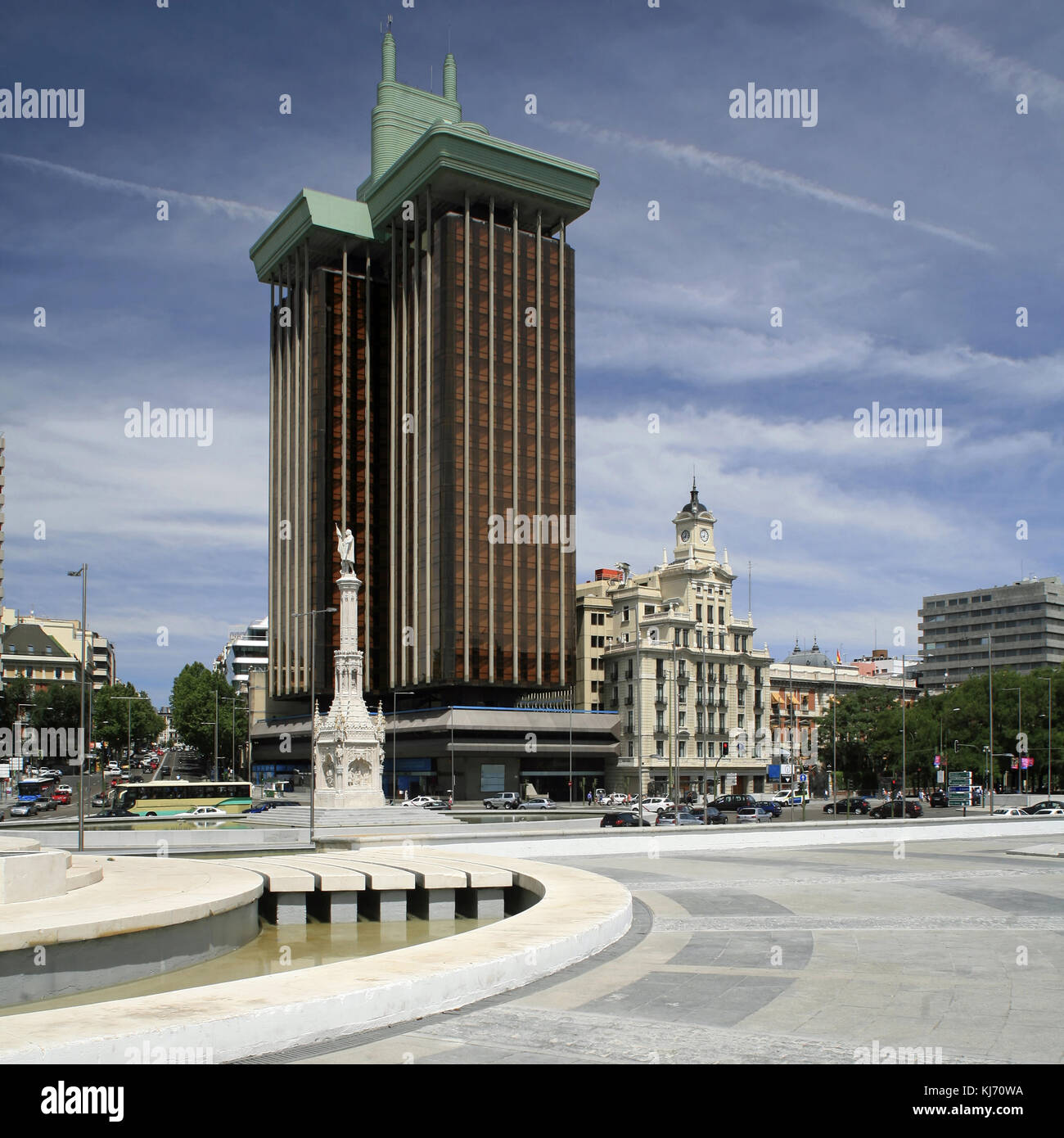 Plaza De Colon and Christopher Columbus Statue, Madrid, Spain Stock ...