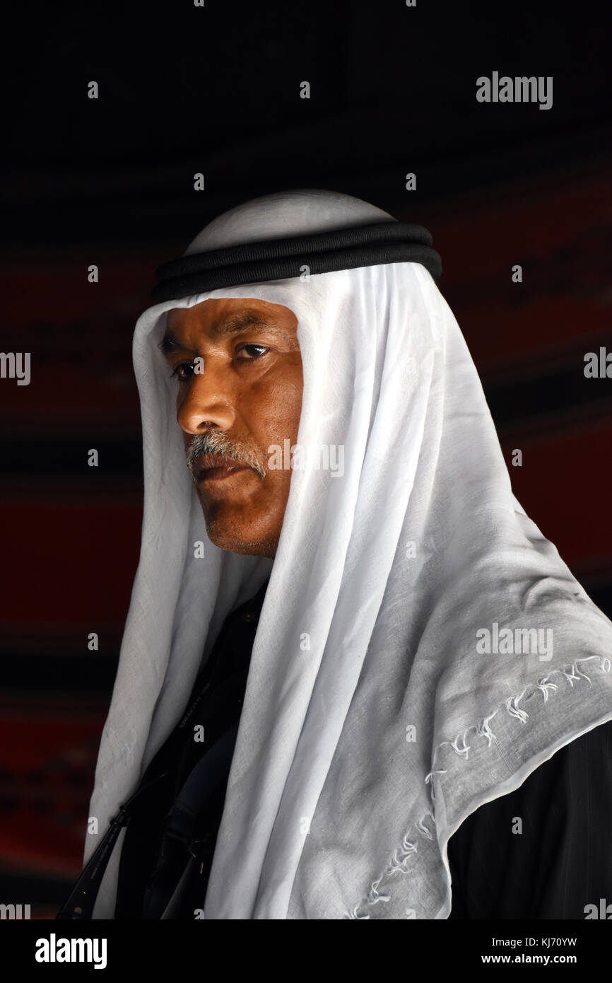Bedouin headdress hi-res stock photography and images - Alamy